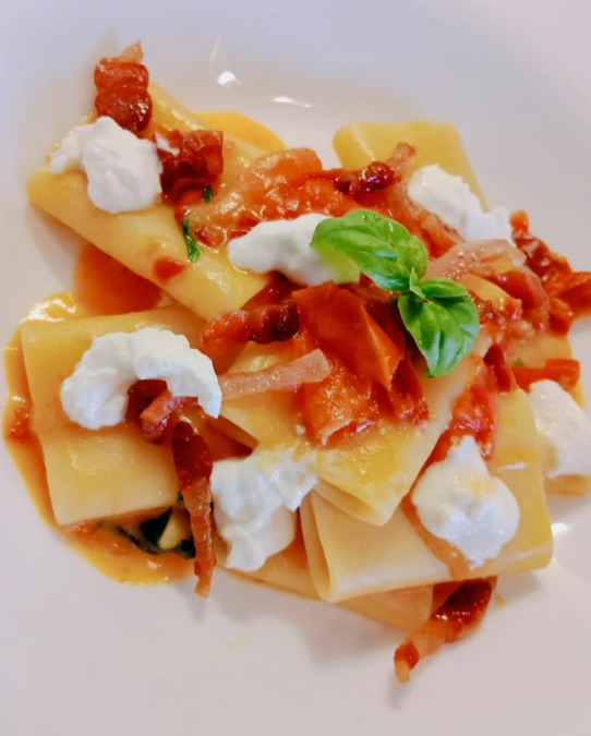 Paccheri con pomodori secchi, burrata e guanciale | Al.ta Cucina