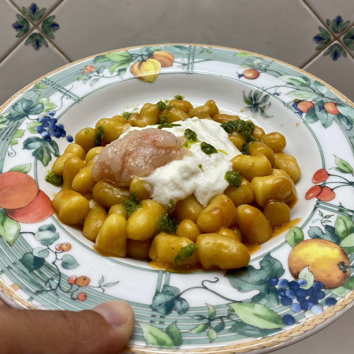 Chicche con bisque di gamberi, burrata, tartare di gamberi e pesto | Al ...