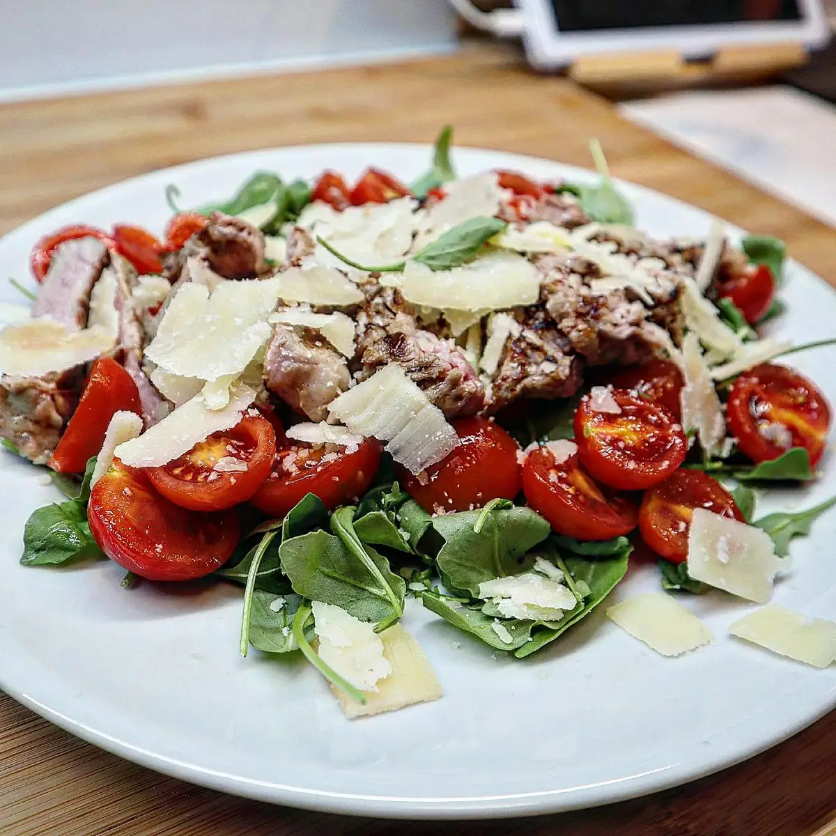 TAGLIATA DI VITELLO COM POMODORINI E RUCOLA | Al.ta Cucina