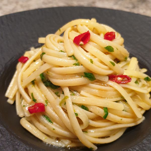 Linguine aglio, olio, peperoncino e colatura di alici | Al.ta Cucina