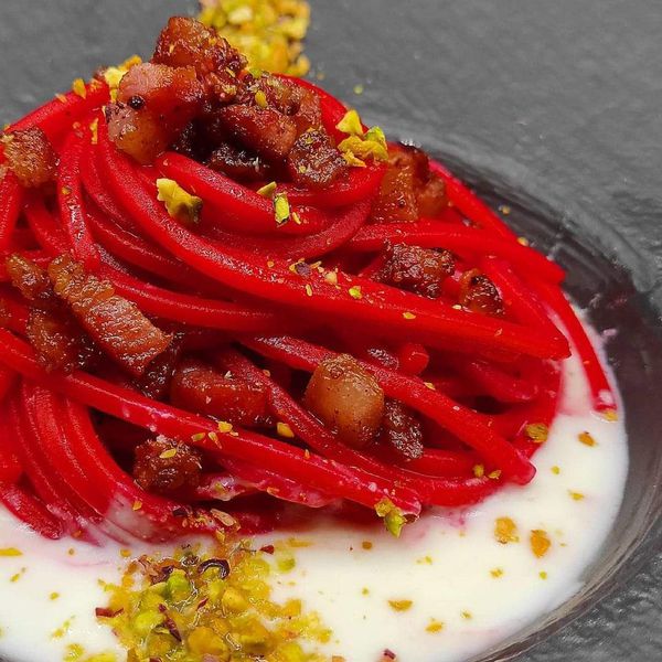 Spaghetti rossi con crema al pecorino e guanciale | Al.ta Cucina