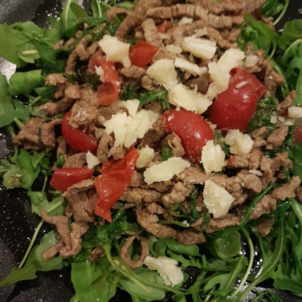 Straccetti di manzo con rucola, pachino e grana | Al.ta Cucina