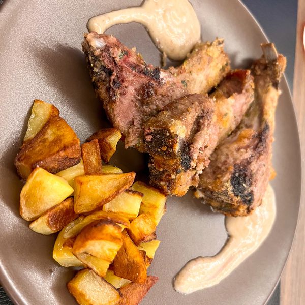 Costolette di agnello con panura alle erbe e salsa al pepe rosa | Al.ta ...