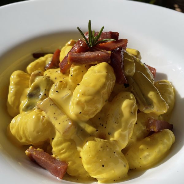 Gnocchi con crema di zafferano, Philadelphia e speck | Al.ta Cucina
