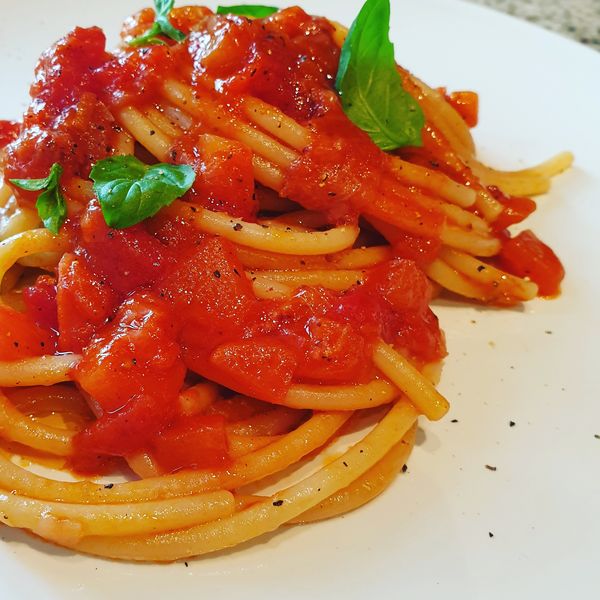 Spaghettoni XXL Garofalo al pomodoro con pesche, fragole e basilico ...