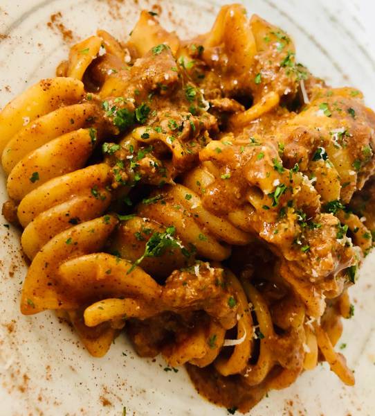 Fusilloni con ragù di carne e cannella | Al.ta Cucina
