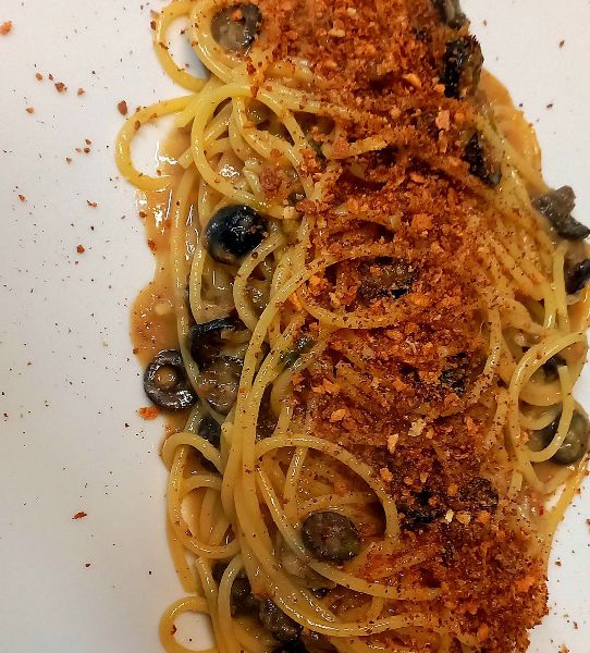 Spaghetti capperi filetti di acciughe olive e pane tostato | Al.ta Cucina