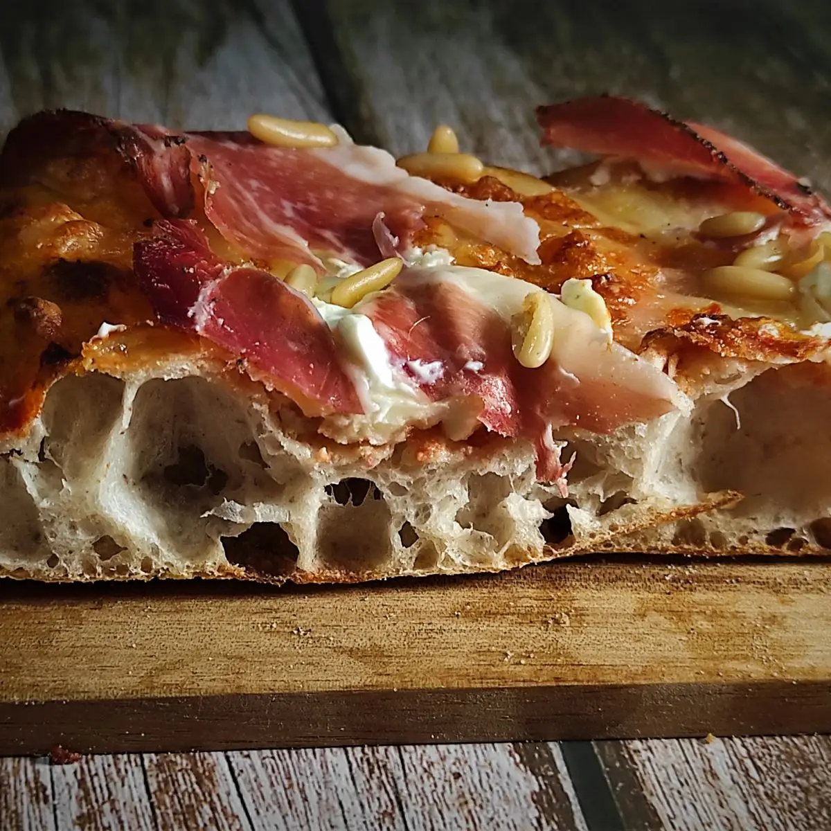 Pizza in pala alla romana con mascarpone, speck e pinoli | Al.ta Cucina