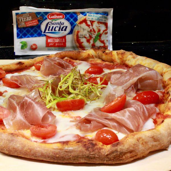 Pizza mozzarella Santa Lucia Crudo camembert di capra pachino fresco e ...