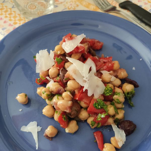 Insalata di ceci con olive taggiasche,peperoni e scaglie di parmigiano ...