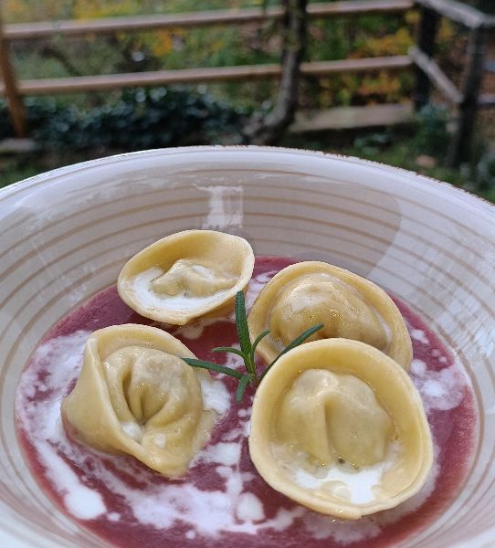 CAPPELLACCI RIPIENI DI PERE E SALSICCIA SU CREMA DI BARBABIETOLA E ...