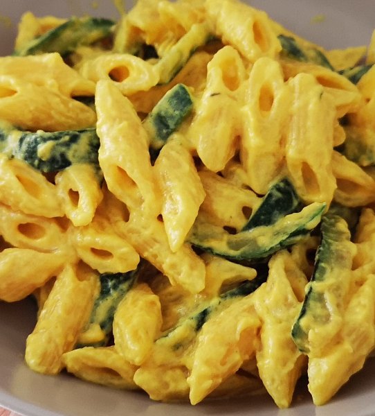Pasta con crema di zafferano e zucchine - Al.ta Cucina
