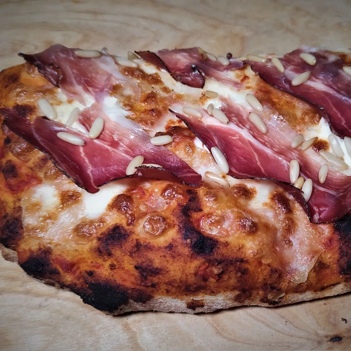 Pizza in pala alla romana con mascarpone, speck e pinoli | Al.ta Cucina