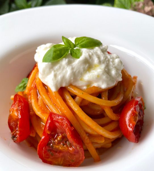 Spaghetti con crema di pomodori arrosto e stracciatella. # ...