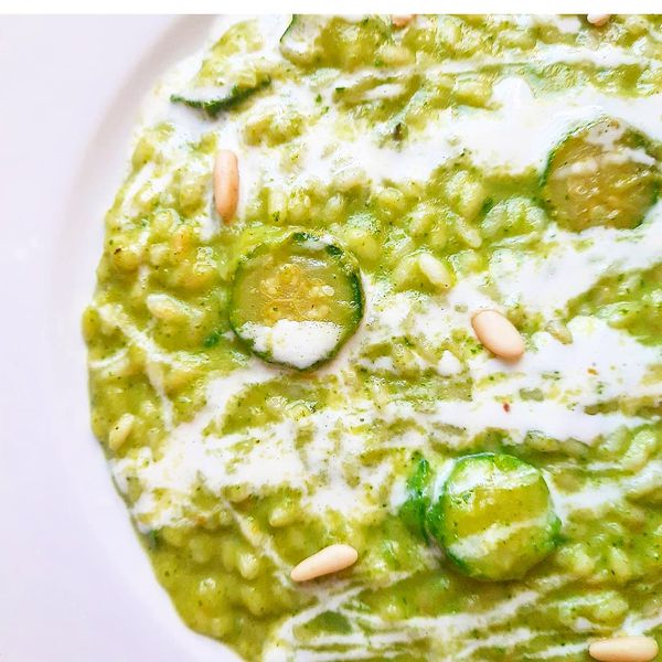 Risotto in crema di zucchine e basilico, cremoso di parmigiano e pinoli ...