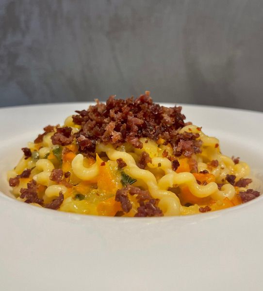 Fusilli lunghi al pomodoro giallo e prosciutto crudo croccante | Al.ta ...