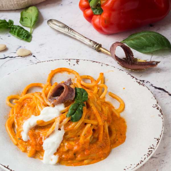 Spaghettoni al pesto di peperoni, alici e stracciata di bufala | Al.ta ...