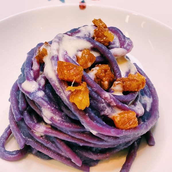 Spaghetti viola con crispy di guanciale | Al.ta Cucina