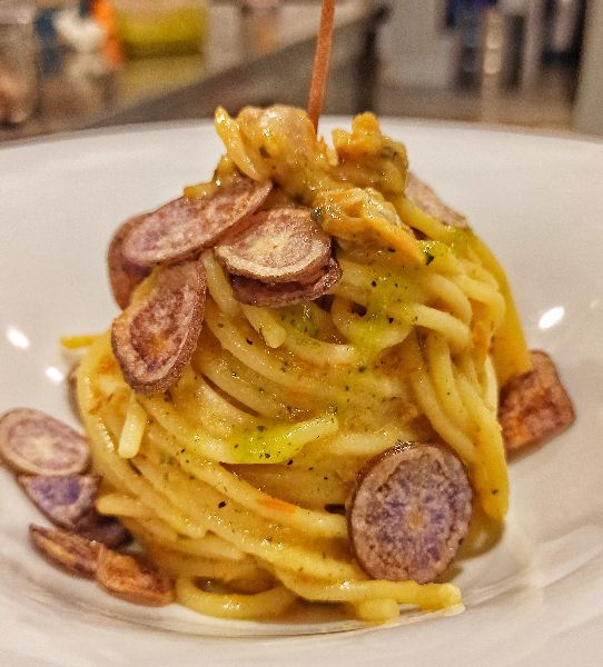Chitarra con datterino giallo vongole e chips di patata viola | Al.ta ...