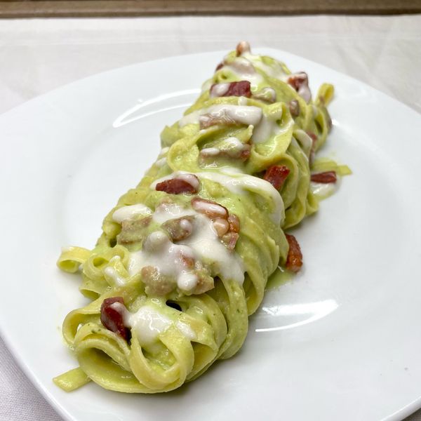 Fettuccine con pesto di fave, pancetta croccante e crema di pecorino ...