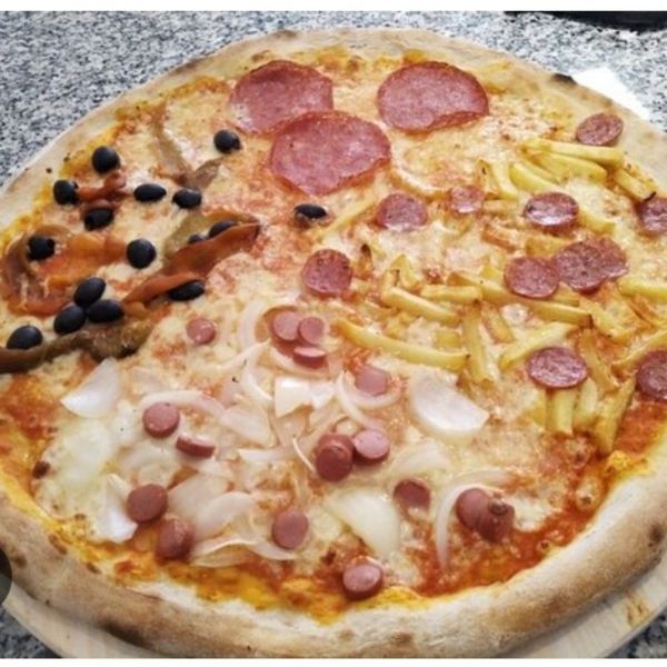 Pizza wuster , patatine , cipolla , olive , salame piccante e ...