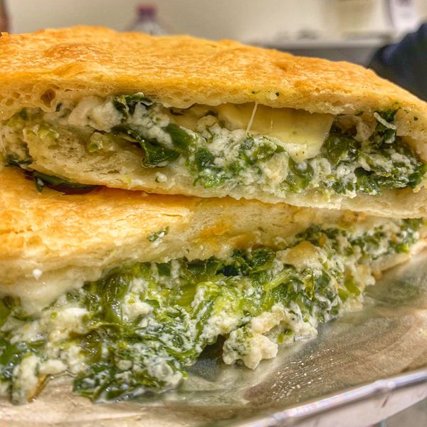 Calzone ripieno con spinaci, ricotta, fior di latte e Parmigiano | Al ...
