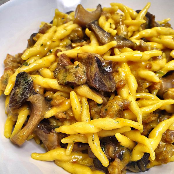 Trofie ai Funghi Cardoncelli 🍄 Salsiccia 🐷 Zafferano 💛 e Parmigiano 🤤 ...