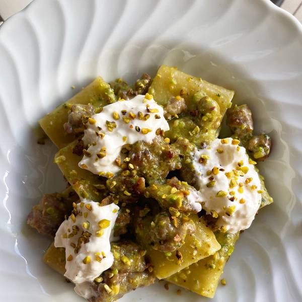 Paccheri con crema di pistacchio, salsiccia fresca e stracciatella | Al ...