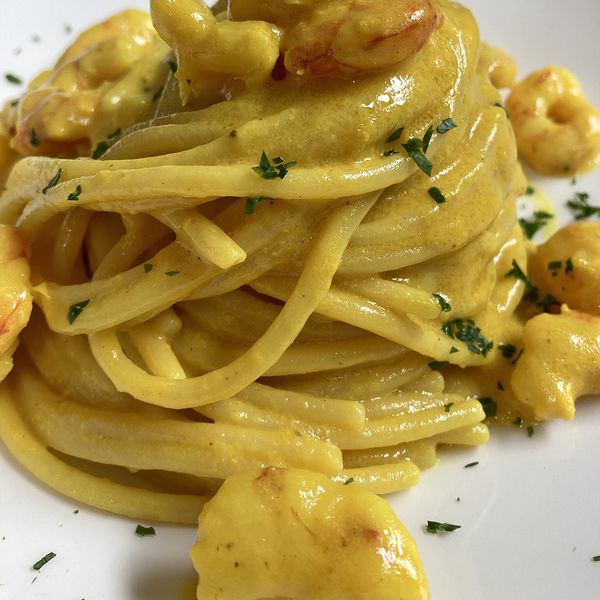 Spaghettoni con gamberi, curcuma e curry | Al.ta Cucina