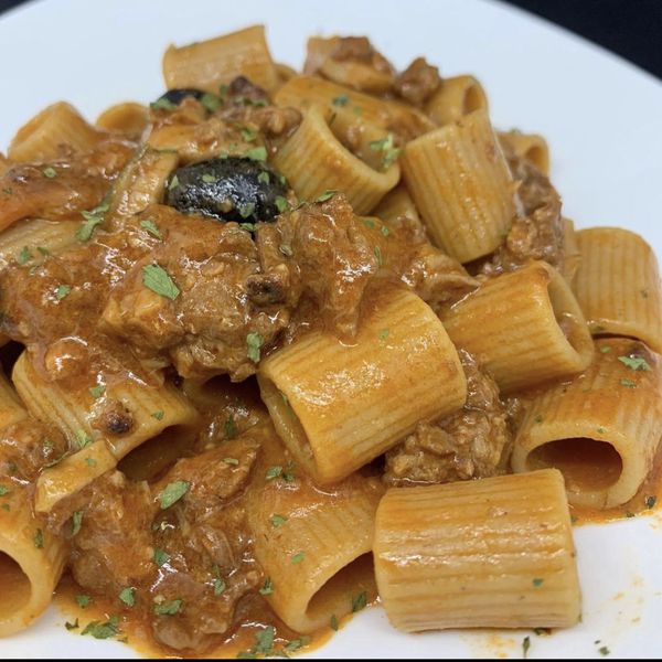 Mezze maniche ai porcini con salsiccia e olive | Al.ta Cucina