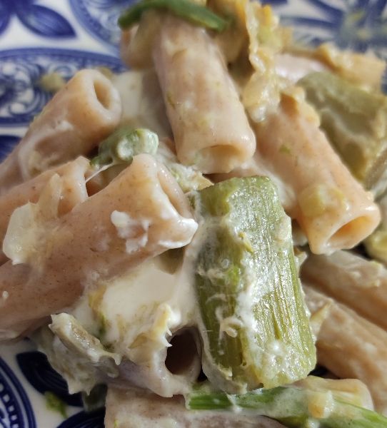Sedani rigati di farro integrale con carciofi, asparagi selvatici e ...