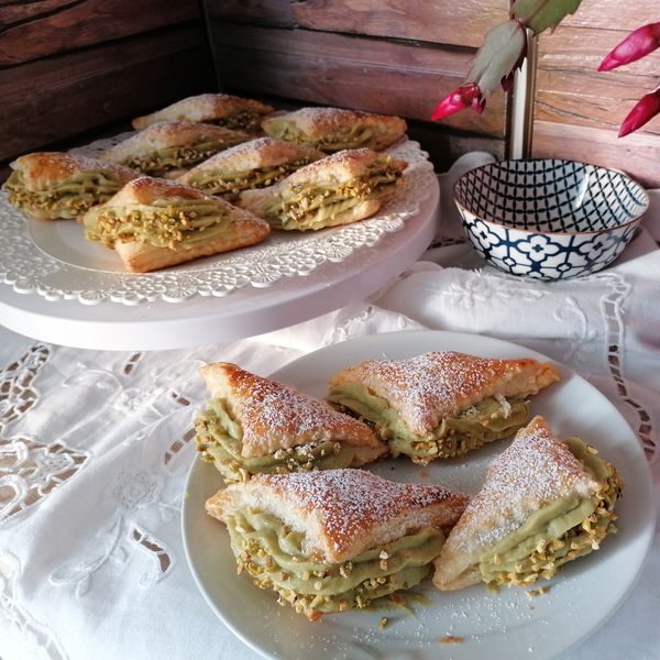 Triangoli di pasta sfoglia al pistacchio | Al.ta Cucina