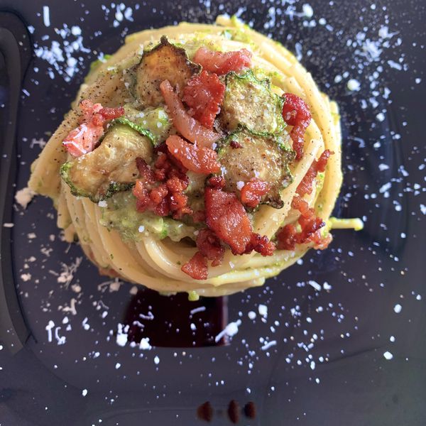 SPAGHETTI CON CREMA DI ZUCCHINE E GUANCIALE CROCCANTE | Al.ta Cucina
