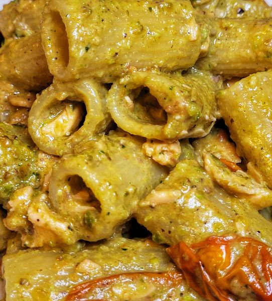 Rigatoni con filetto di salmone e pesto di pistacchio | Al.ta Cucina