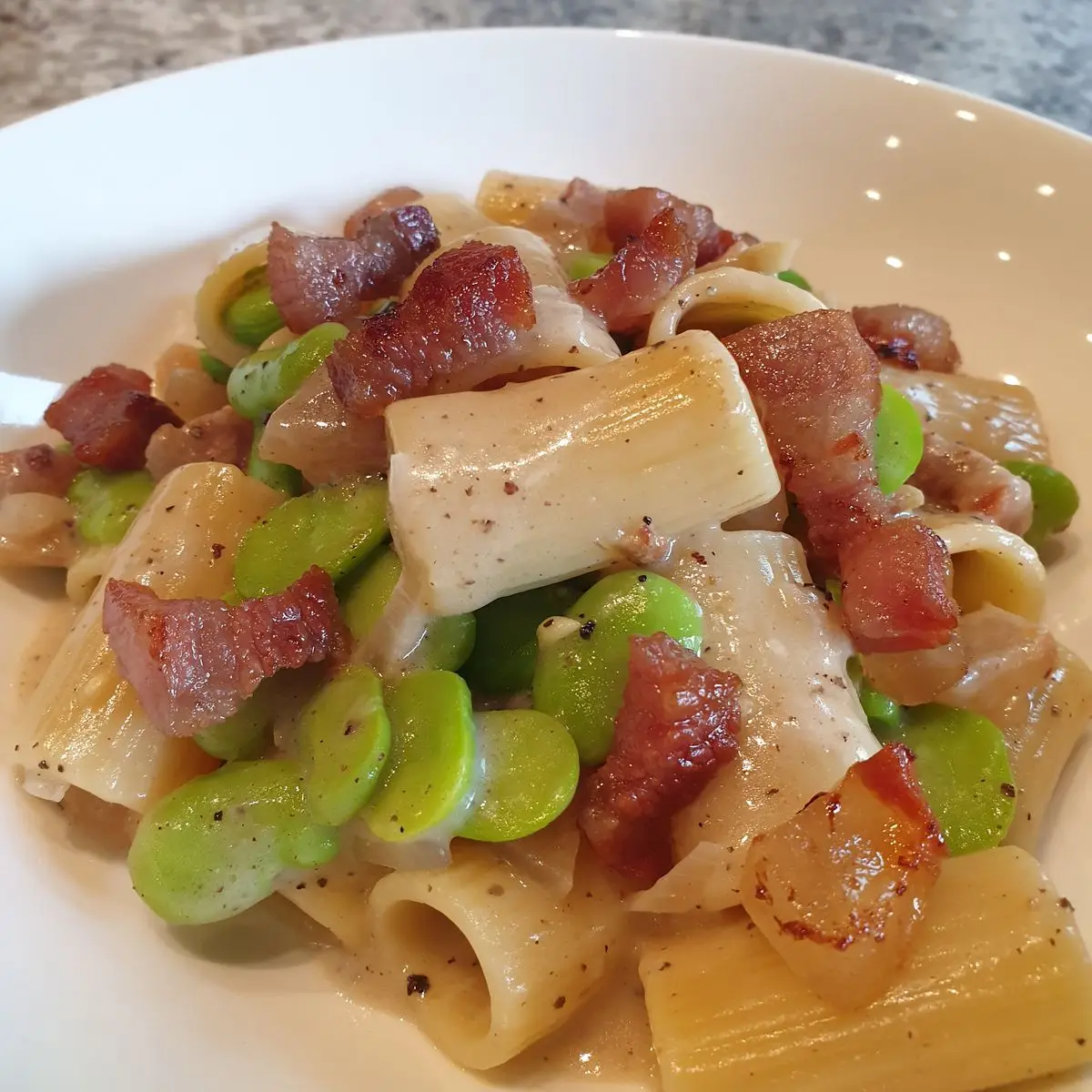 Pasta con guanciale, pecorino, fave fresche e pepe | Al.ta Cucina