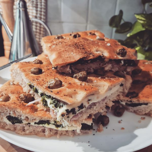 Focaccia ripiena con spinaci prosciutto e formaggio | Al.ta Cucina