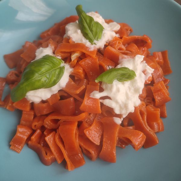 Cornicelli al peperoncino con aglio, olio, peperoncino, burrata e ...