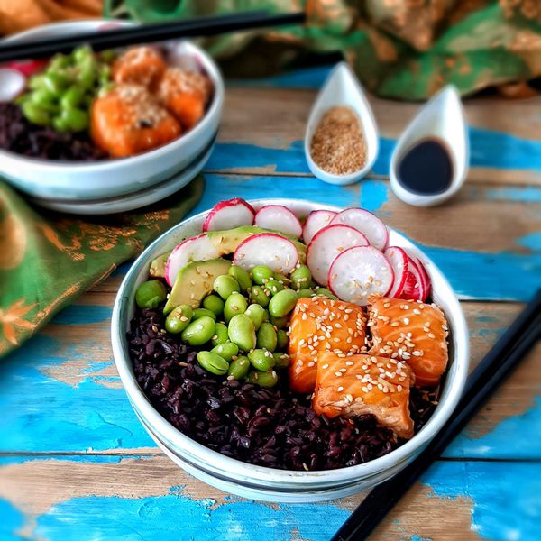POKE BOWL CON RISO VENERE E SALMONE | Al.ta Cucina