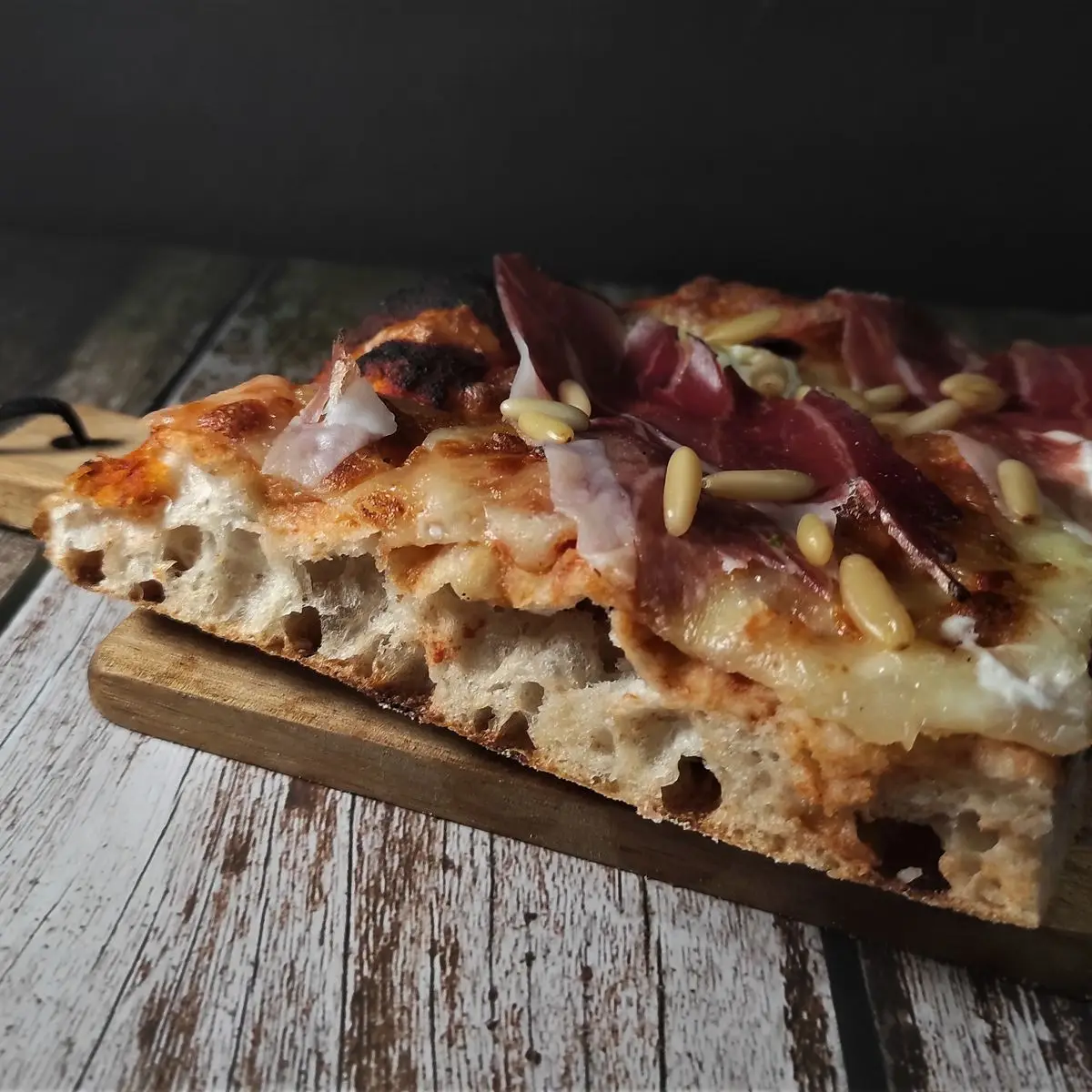 Pizza in pala alla romana con mascarpone, speck e pinoli | Al.ta Cucina