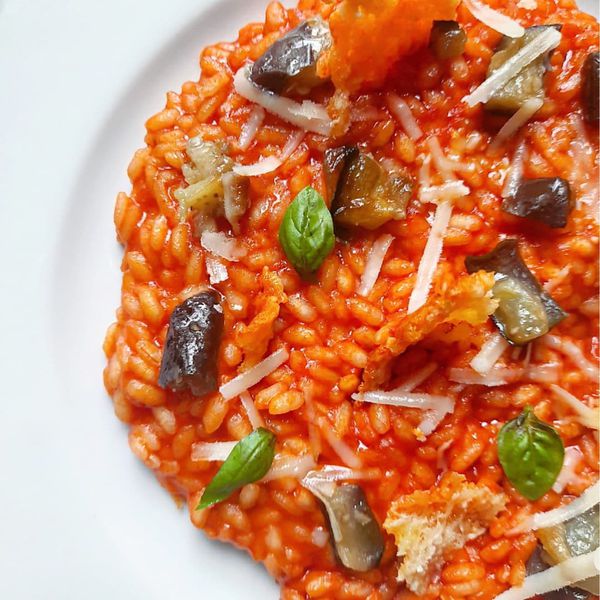 Risotto al salto ai 2 pomodori, olio al basilico, melanzane e ricotta ...