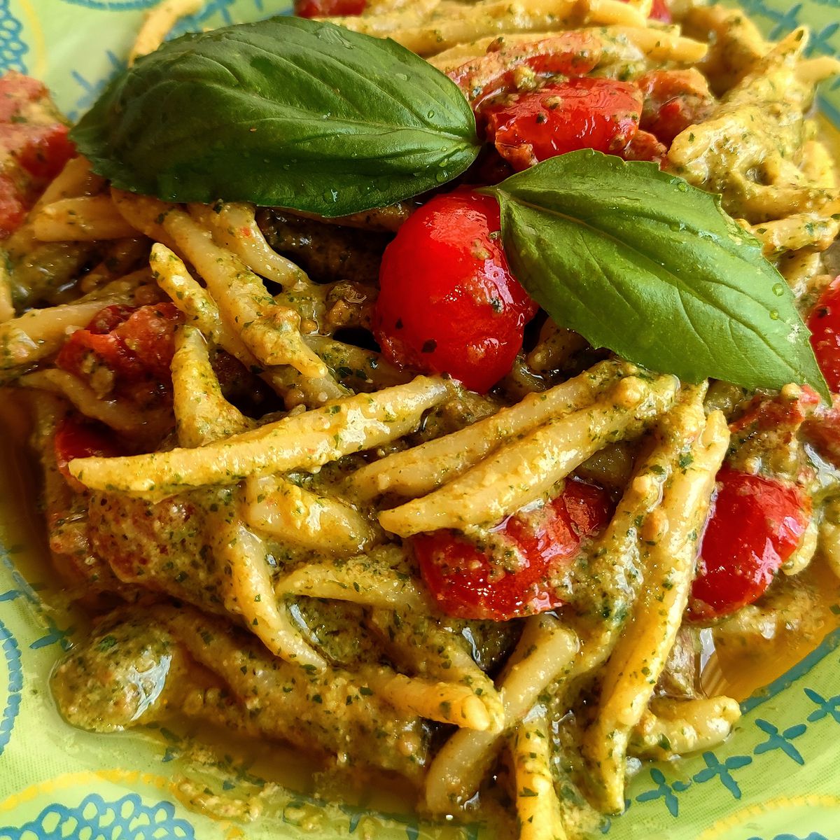 Pasta con pesto di rucola, pinoli, noci con pomodorini | Al.ta Cucina