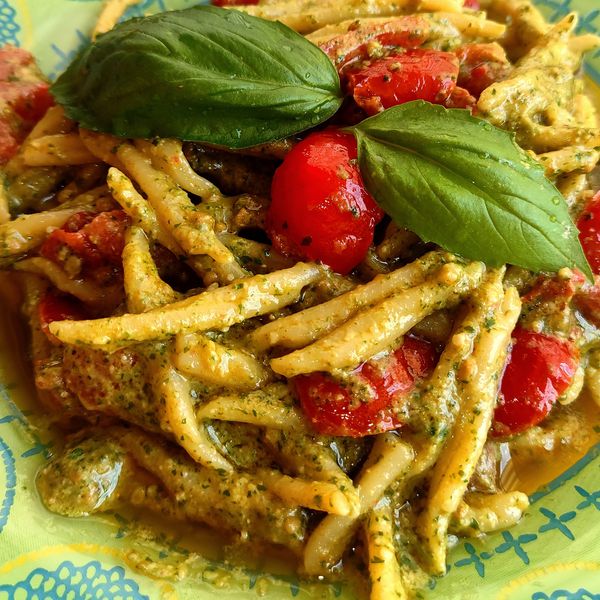 Pasta con pesto di rucola, pinoli, noci con pomodorini | Al.ta Cucina