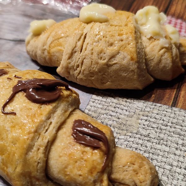Biscotti a cornetto con nutella e crema pasticcera #pranzocoinonni | Al ...