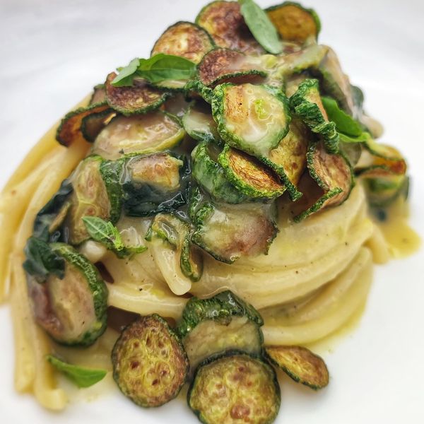Spaghetti zucchine, basilico e provolone | Al.ta Cucina