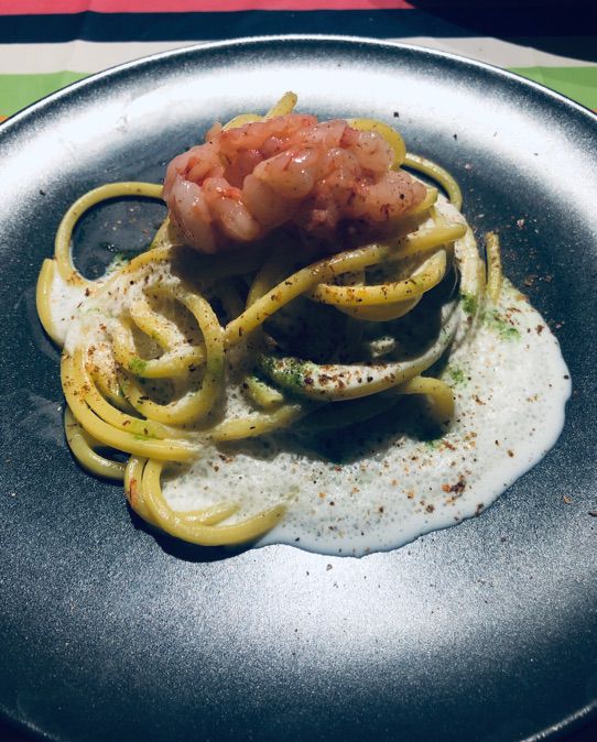 Spaghetti cremosi con spuma di burrata, polvere di cime di rapa, crudo ...