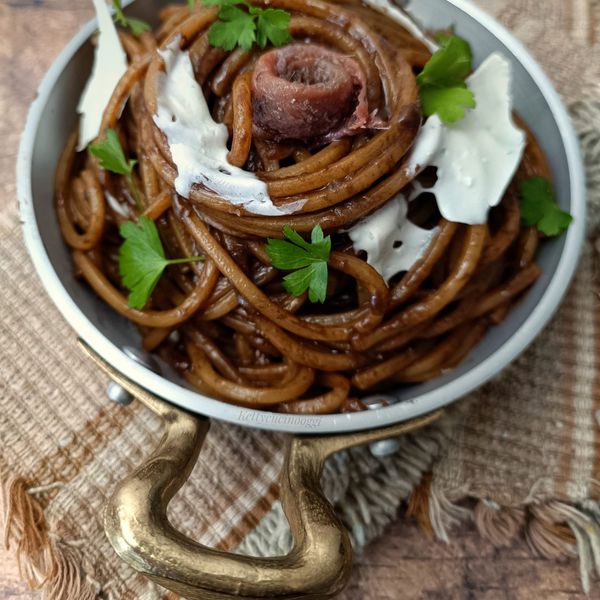 SPAGHETTONI CON AGLIO NERO E ACCIUGHE | Al.ta Cucina